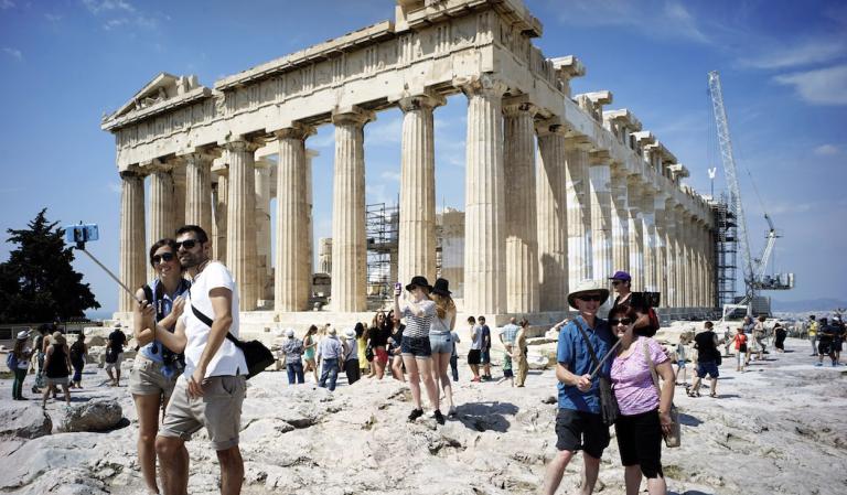 Greece’s Collapse Is Awkward for Europeans There on Vacation