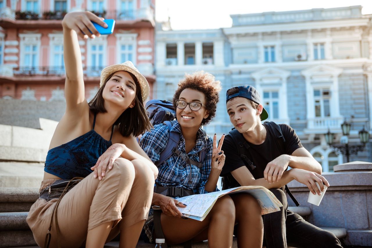 20 Random Acts of Kindness for Backpackers