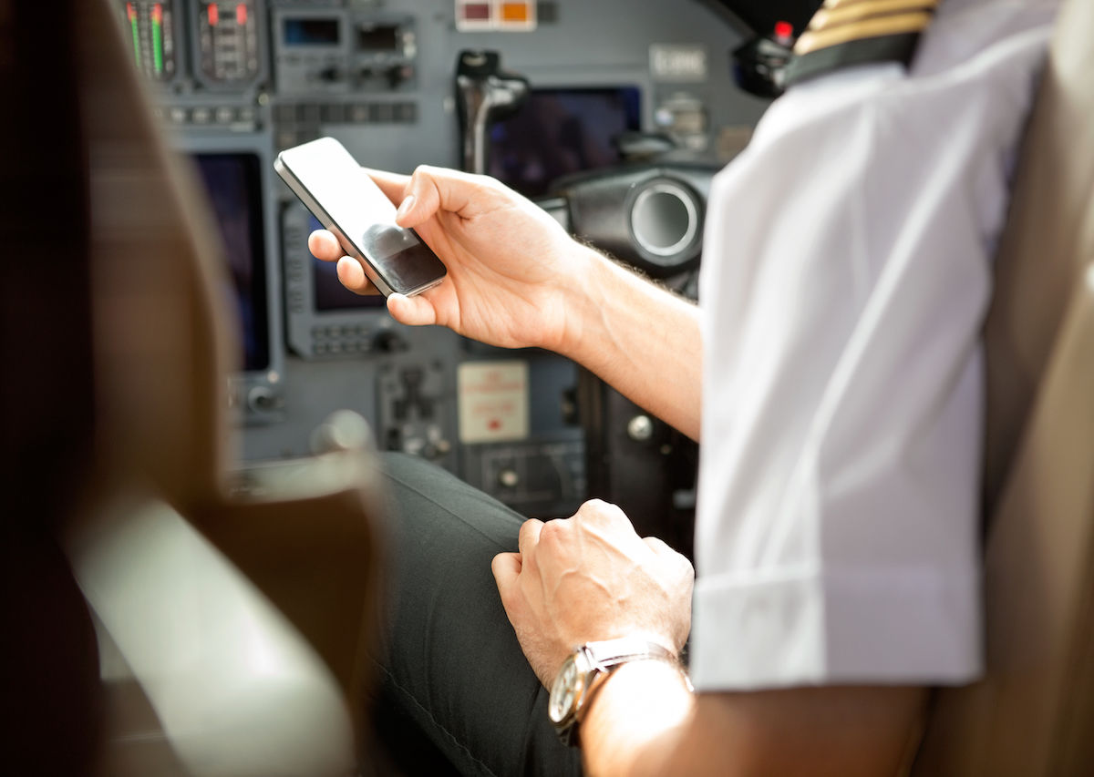 Pilot Messages Passenger on Grindr During Flight