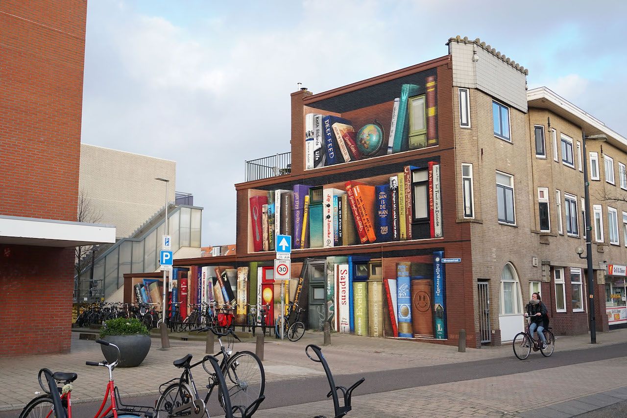 Jan Is De Man Creates Bookcase Mural Illusion in Utrecht