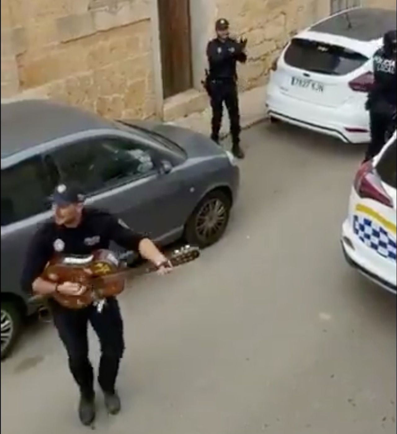 Mallorca Police Singing to Citizens in Quarantine