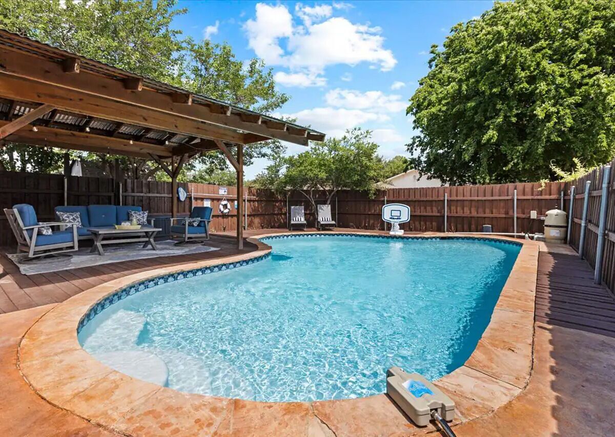 17 Airbnb Dallas Rentals to Experience the Heart of the City