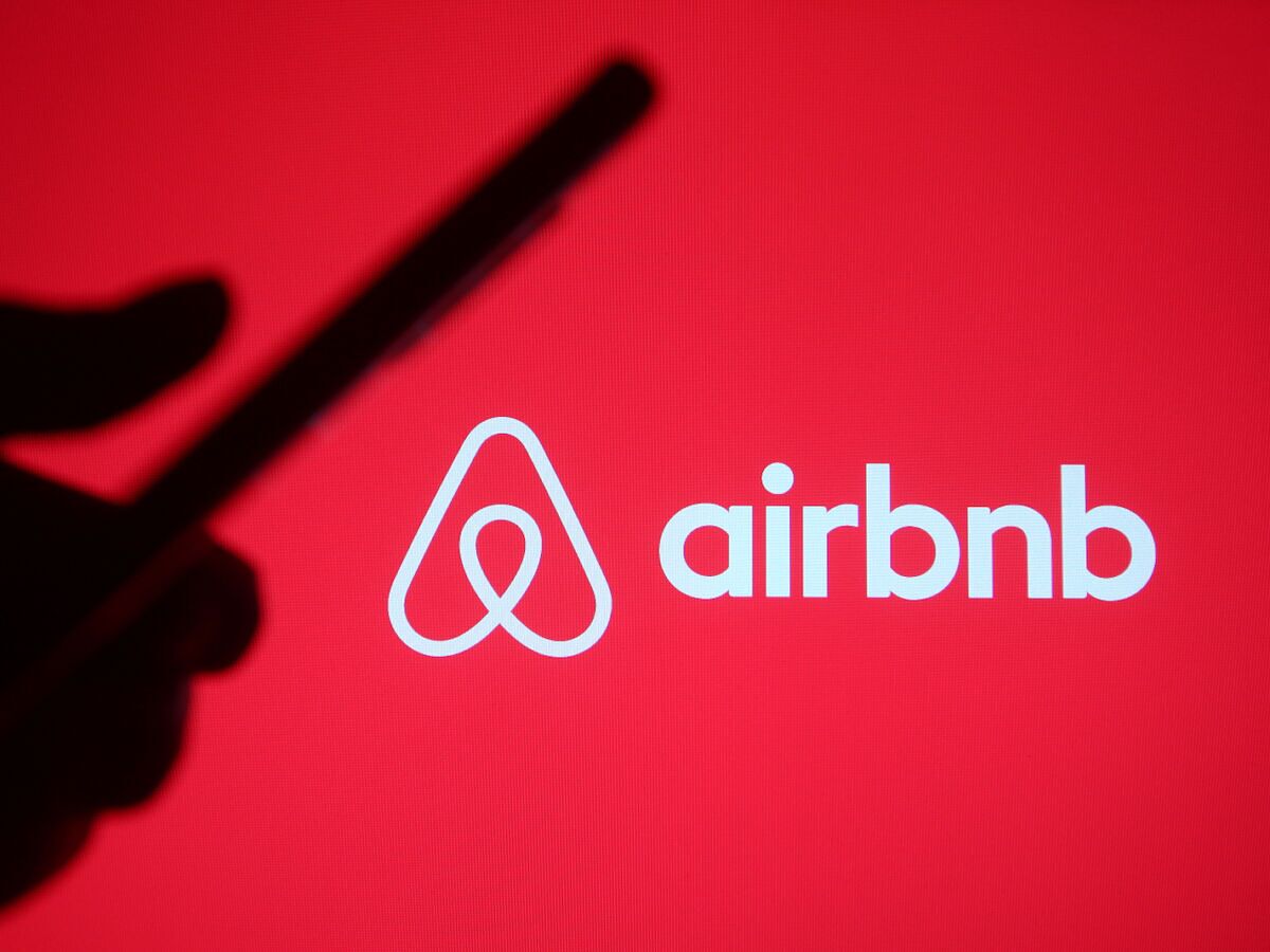 Airbnb Is Offering Ukrainian Refugees Free Housing in Neighboring Countries