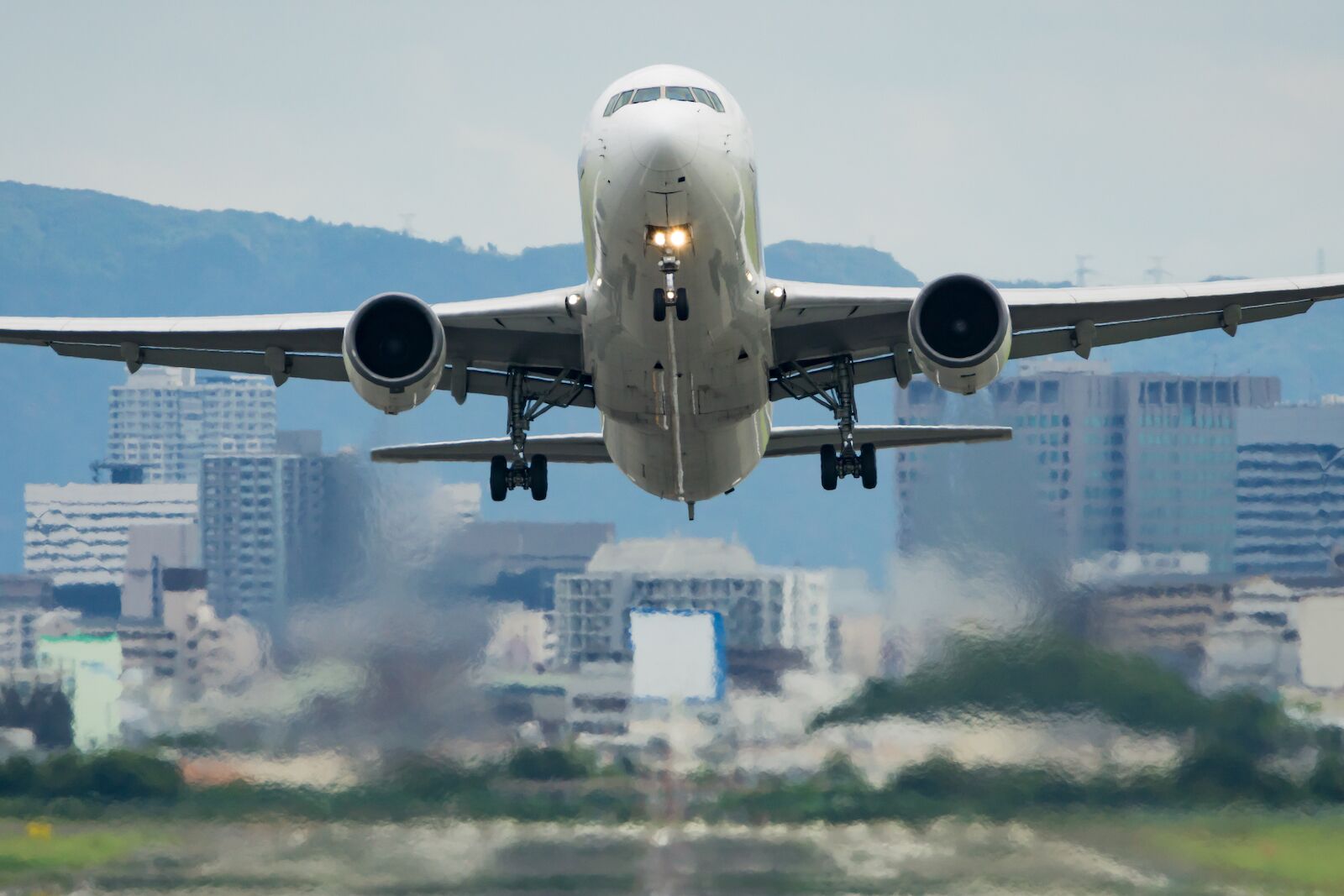 In-Flight Cracked Windshield Causes Pilots to Divert Plane to Denver ...