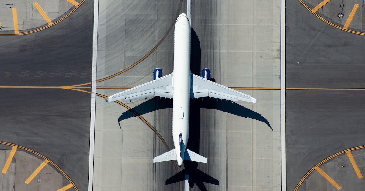 Pilot Threatens to Stop Flight After Passengers AirDrop Nudes