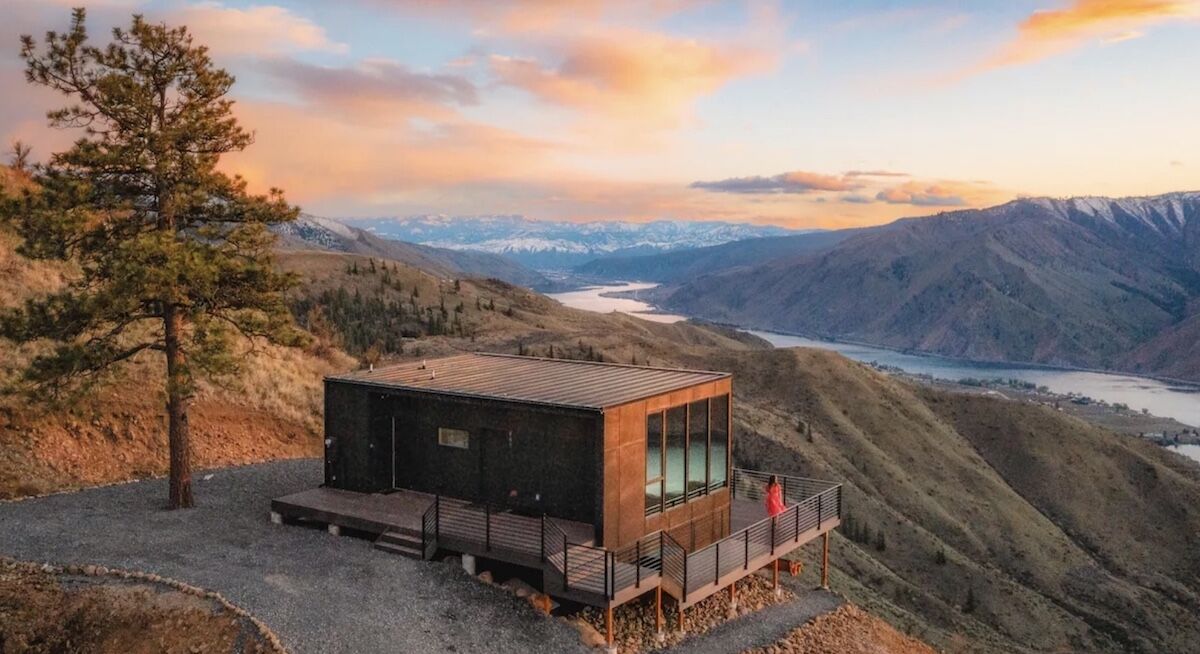 Earthlight Villa: This Secluded Cabin Is Luxurious and Isolated