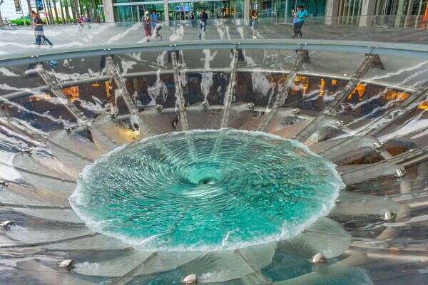 "Rain Oculus" Is a Giant and Mesmerizing Water Feature