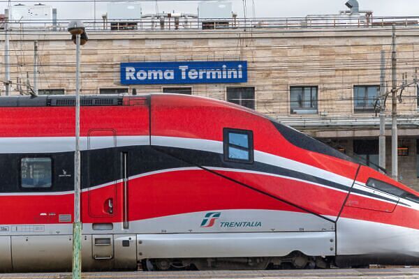 Take the Rome to Naples Train and Connect These Amazing Cities