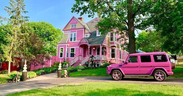 5 Bright Pink Airbnbs in the US