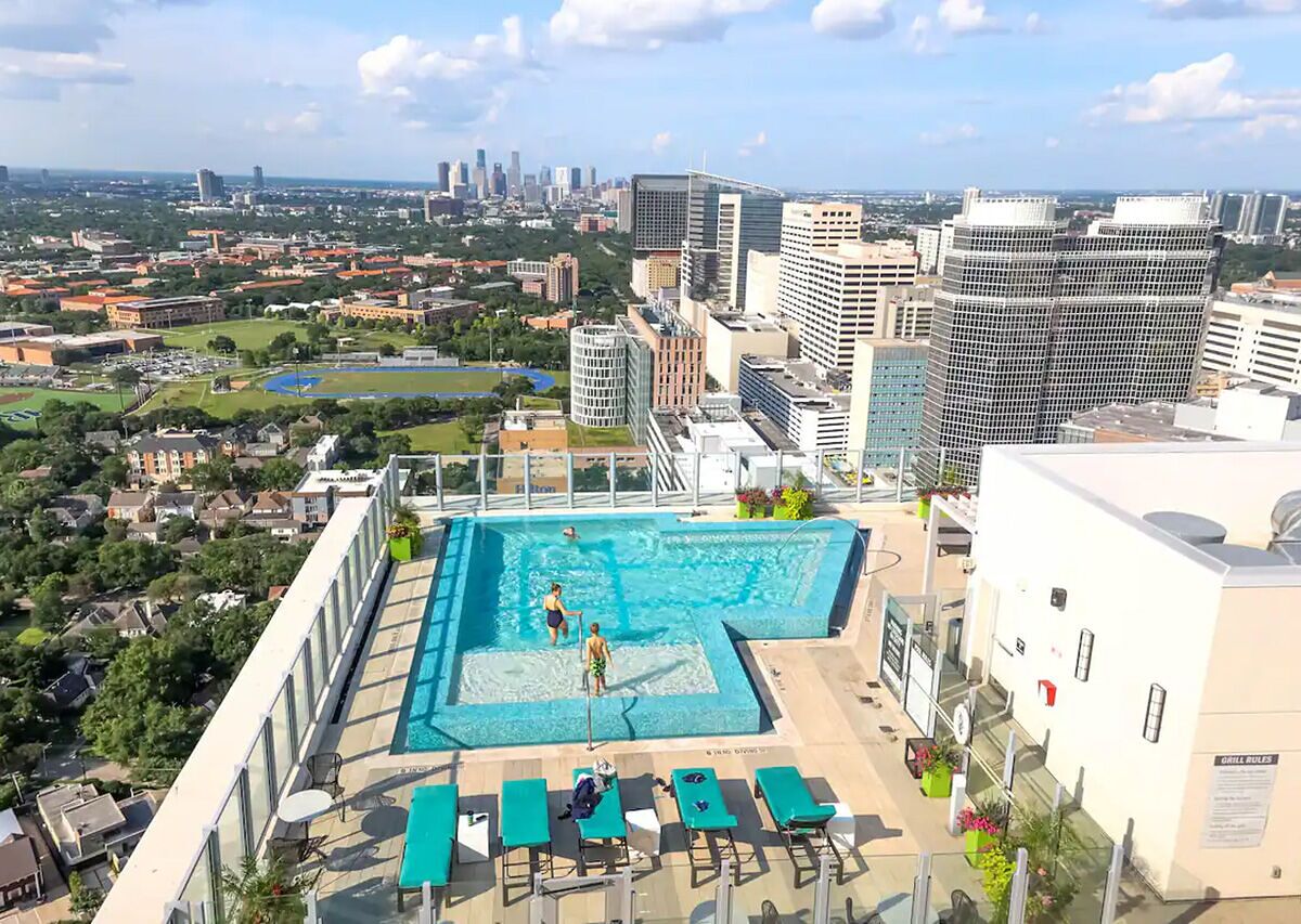 Top Best Houston Airbnb Rentals With a Swimming Pool