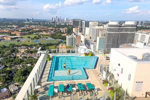 Top Best Houston Airbnb Rentals With a Swimming Pool
